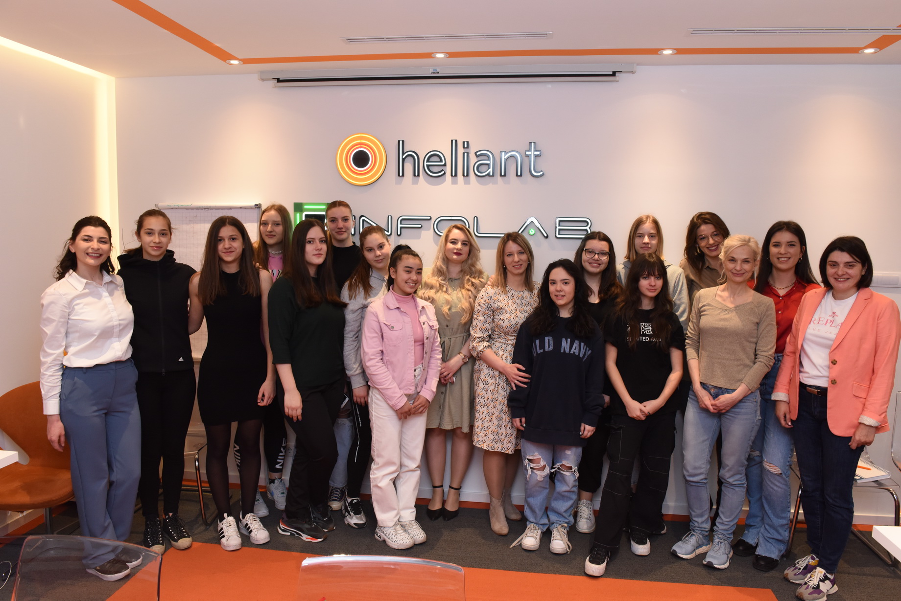 Poseta devojčica osnovne škole kompaniji „Heliant” povodom Dana ...